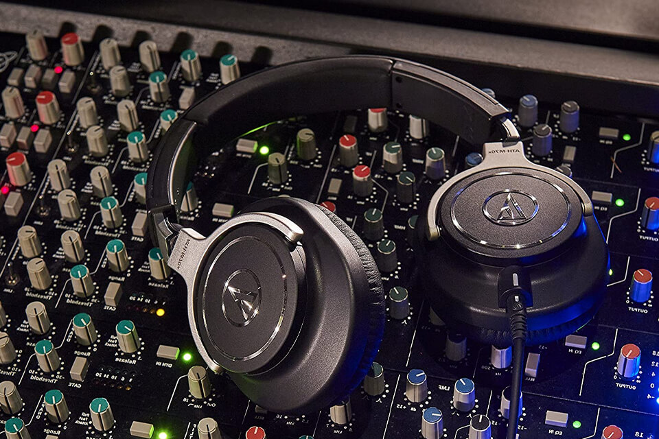 6 Best Headphones For Large Heads in 2025