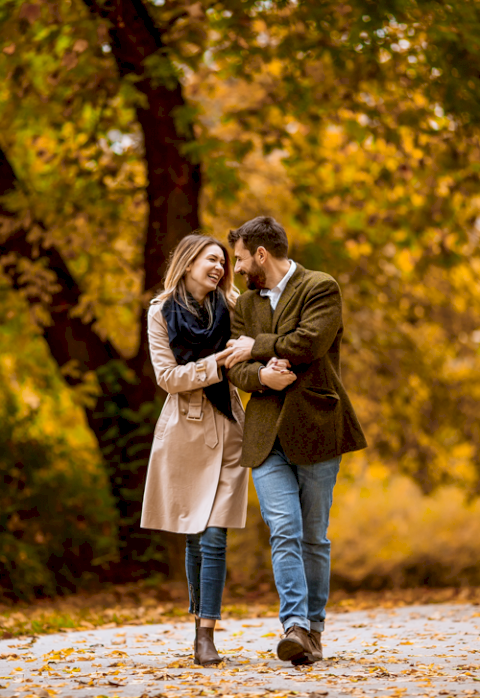 17 Best Fall Engagement Photo Outfit Ideas in 2025