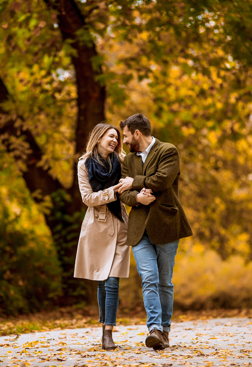 17 Best Fall Engagement Photo Outfit Ideas in 2025