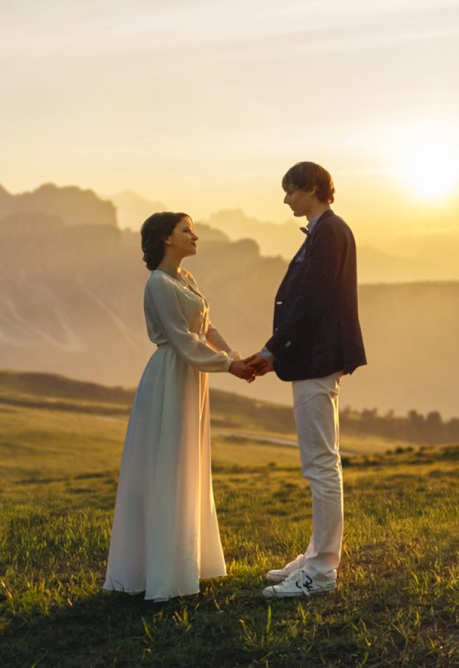 35 Romantic First Look Wedding Photos You Should Repeat