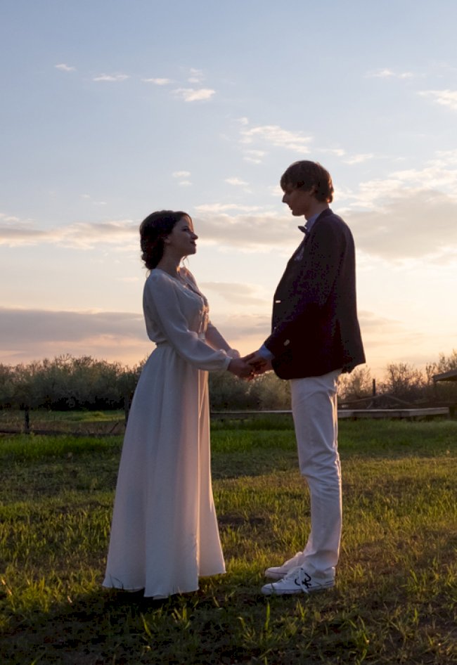 35 Romantic First Look Wedding Photos You Should Repeat