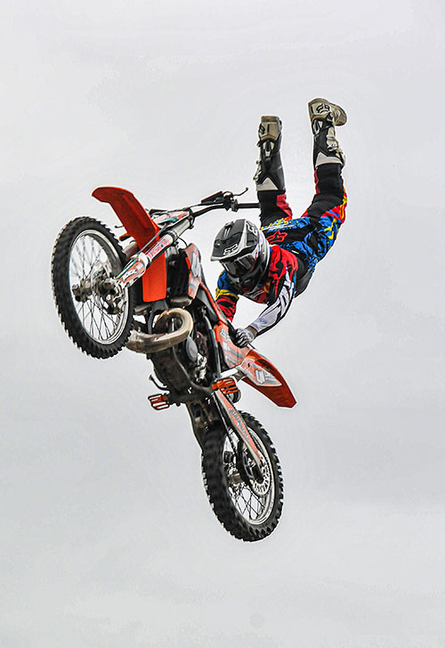 10 Best Extreme Photographers + Samples of their Craziest Pictures