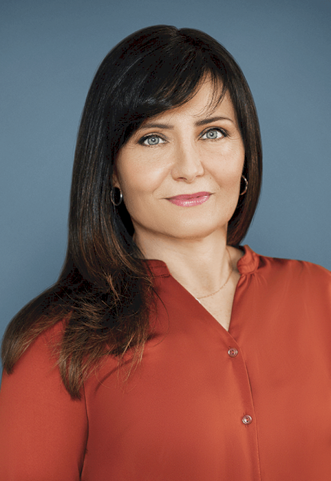 Business Headshot Poses: How to Pose Professionally