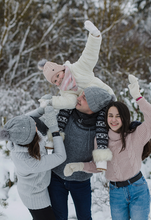 35 Warm Christmas Photo Ideas for Your Cards