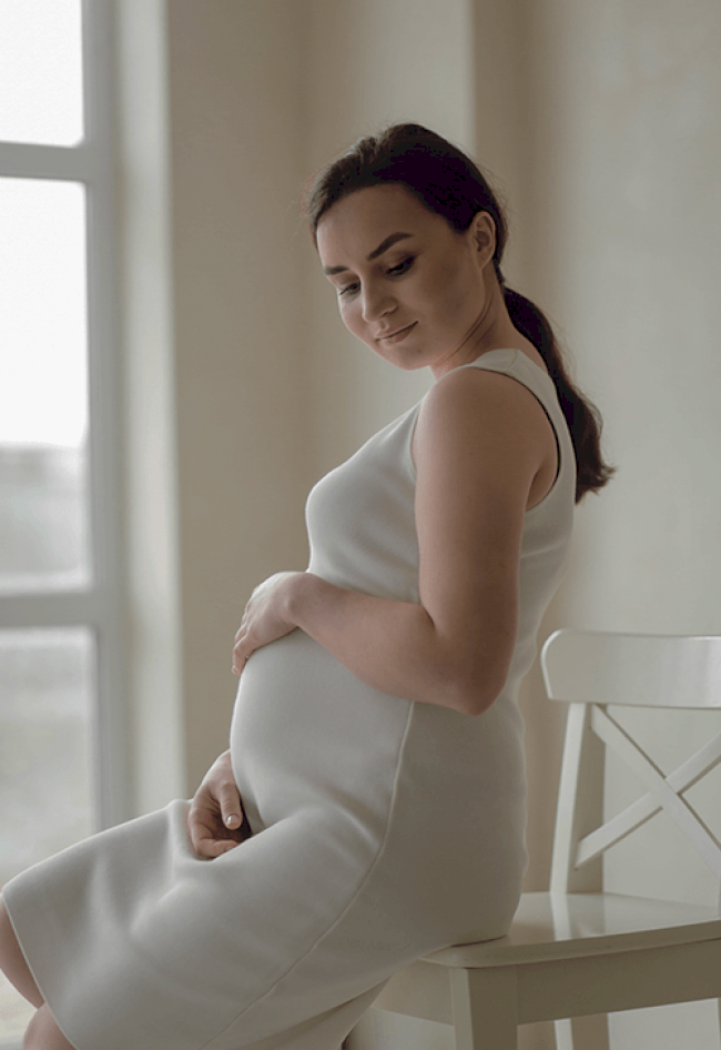 35 Maternity Poses Every Mom-To-Be Needs At Photoshoot