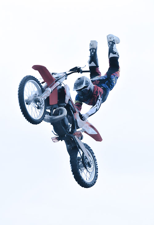 10 Best Extreme Photographers + Samples of their Craziest Pictures