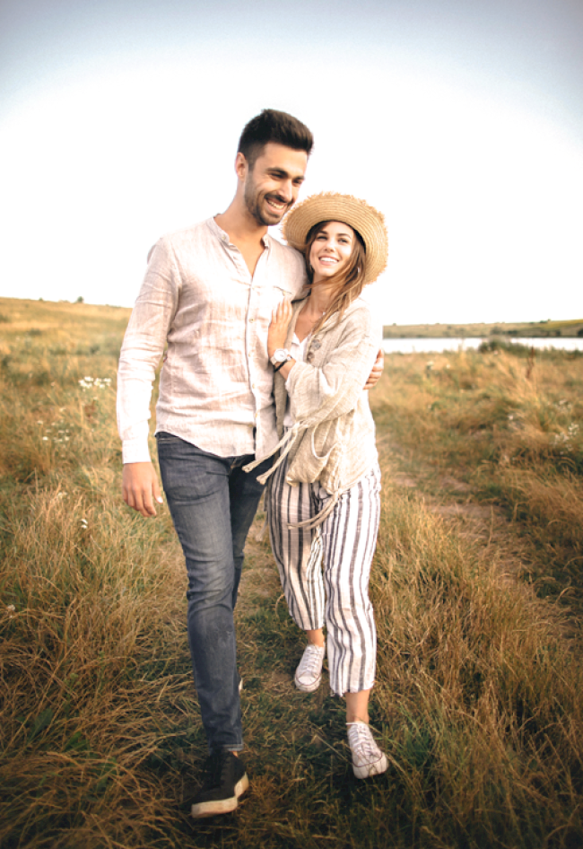 15 Spring Engagement Photo Outfit Ideas & Examples