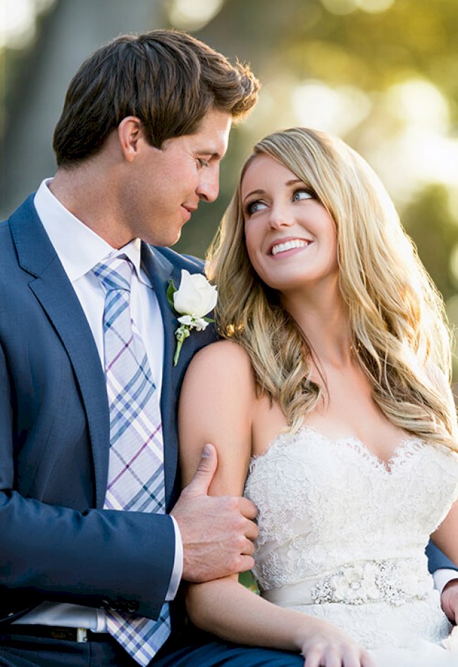 34 Wedding Photography Poses for Enamored Couples